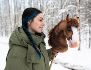 Qui est Nara Arlin : une des célébrités du hobby horse
